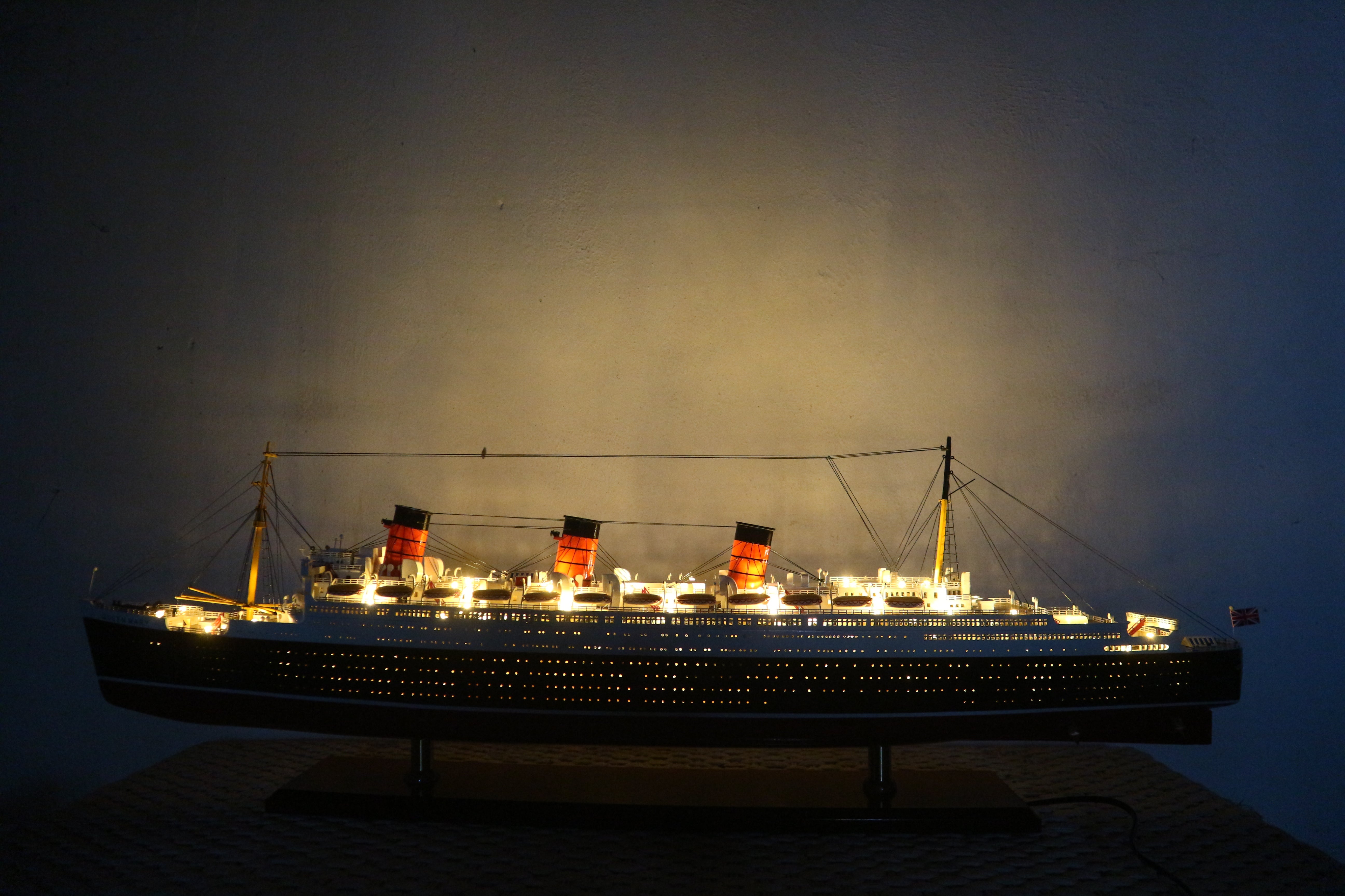 Illuminated ships – Compass Models