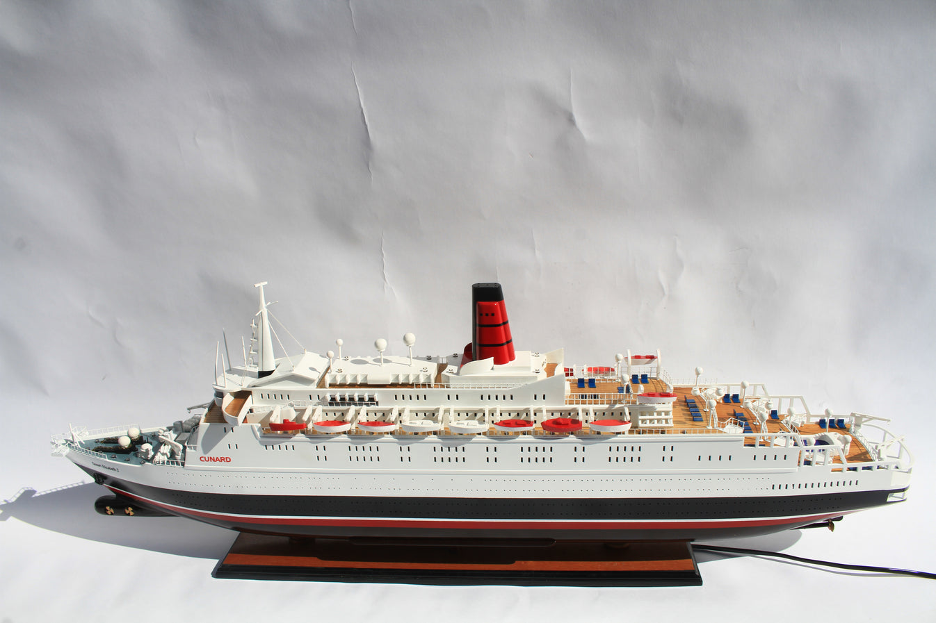 QUEEN ELIZABETH 2 / ship model / handmade / Compass Models
